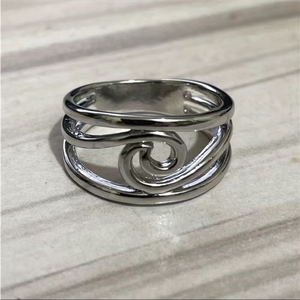 Silver Wave Design Minimalist Ring - Gem